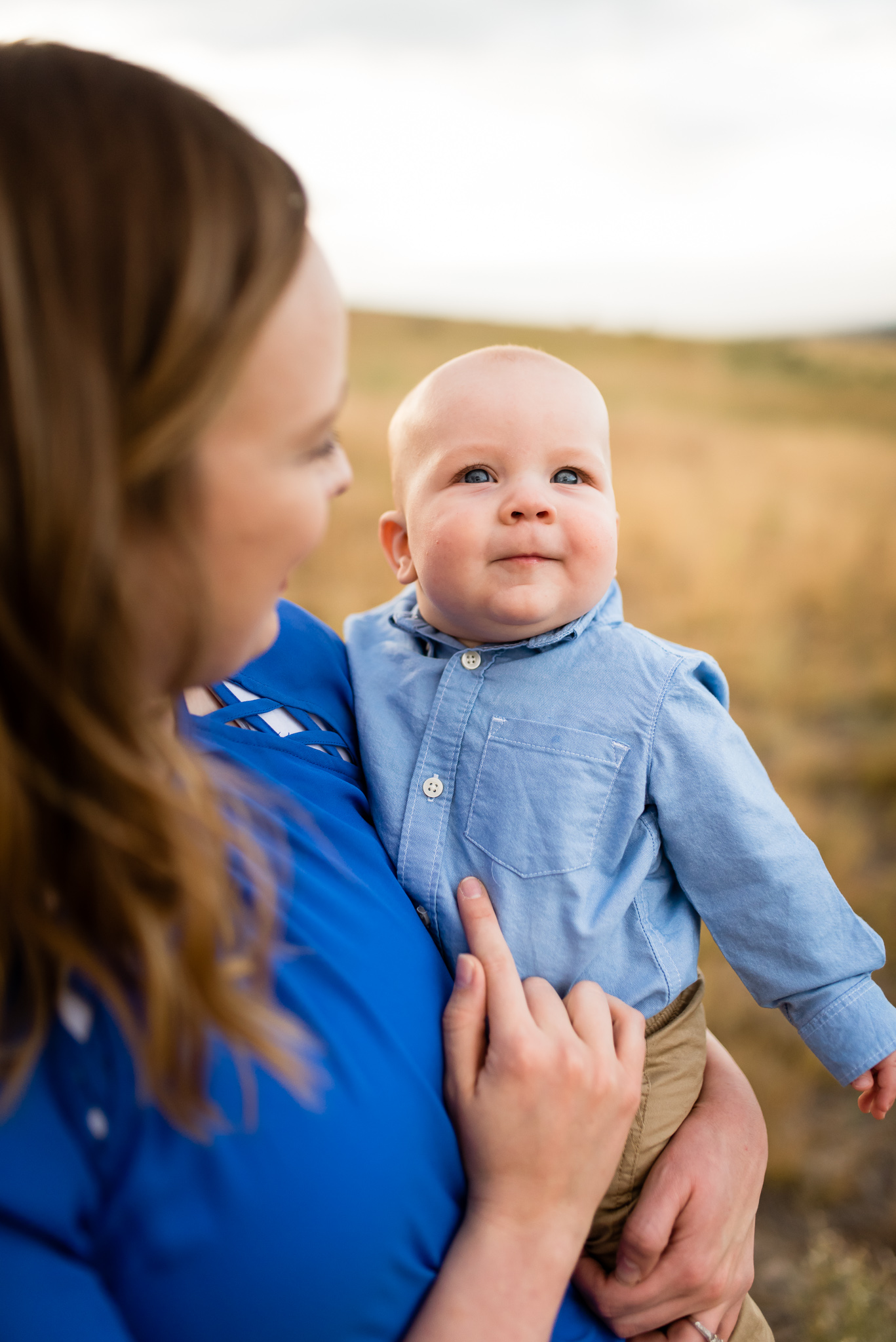 small-family-photos-in-grassy-field-12